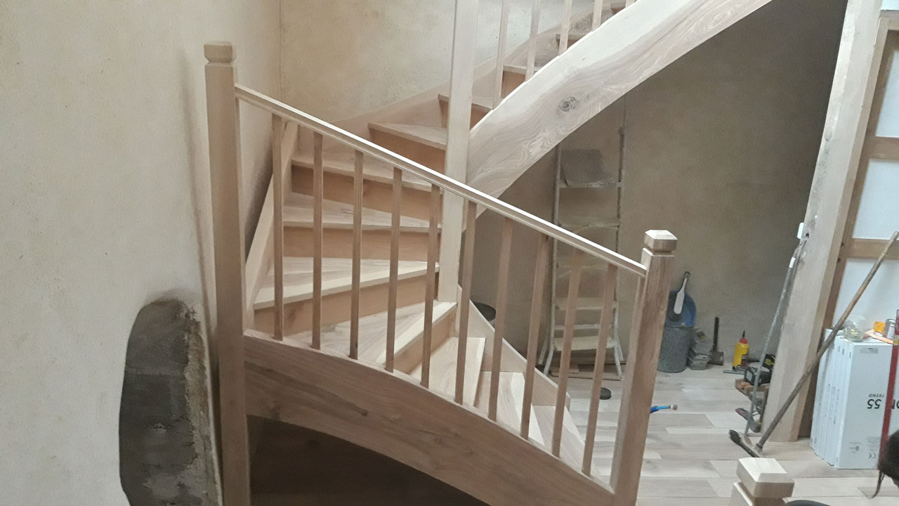 Half turn stair design for irregular stairwell | WOOD DESIGNER